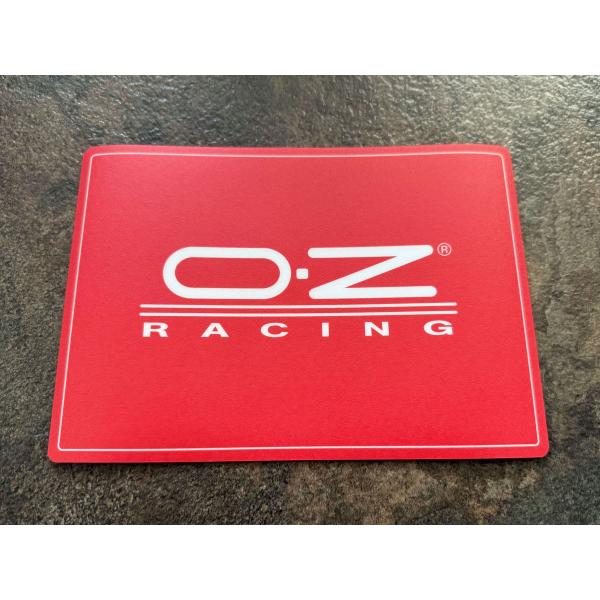 ロゴ：「OZ RACING」ホワイトロゴ背景：イタリアンレッド素材：表面エンボス＋ラミネート加工、裏面ラバーサイズ：B5デスクに映える、イタリアンレッドの情熱。シンプルなホワイトの「OZ RACING」ロゴが際立つ、鮮やかなイタリアンレッド...