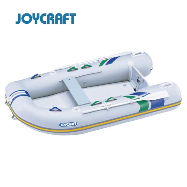 パプリカ最もスタンダードな船型にもかかわらず、ジョイクラフト自慢のスモールトランサム・ビッグスターン艇■ボートスペック航行区域：安全に帰着できる範囲定員：3人最大積載量：380kg全体重量：30kg全長：275cm全幅：152cm船内長：1...