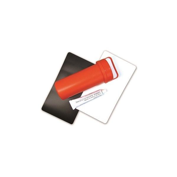 補修布×2枚、接着剤(30g)×1本、収納ケース×1個がセットになった修理キットです。サイズ：22cm×12cmカラー：ネイビー、オリーブグリーン、ブラック、レッド、ダークグレー、ホワイト、ウッドカモ、カモフラージュ（在庫限り） ＊ご注文の...