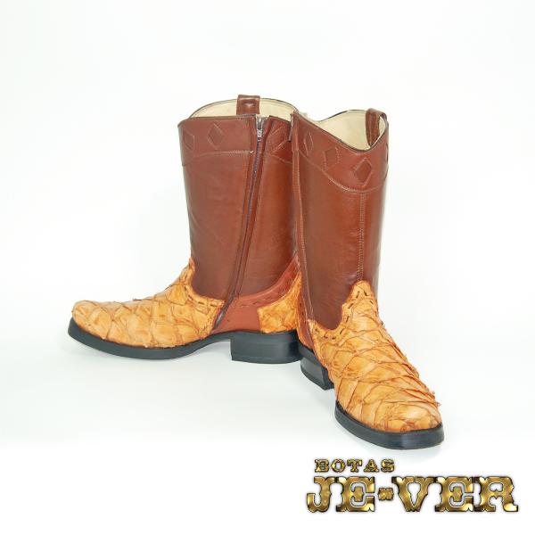 【商品説明】メキシコのブランドJeverから、高品質な本牛革のメンズブーツをご紹介します。本物志向の方にぴったりの一足です。【特徴】特筆すべきは、アッパーに使用されたピラルクーの革です。ピラルクーは、世界最大級の淡水魚で知られ、その革は美し...