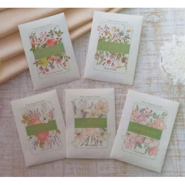 空間と時間　香りの織りなす心地よい調和サンゴ砂により香りを長時間楽しめます【香り】5種類　ホワイトシンフォニー/カンファタブルリネン/シャイニングミードゥ/ブロースルーオーチャード/ビィーナスガーデン【サイズ】W120ｘH162ｘD8(mm...