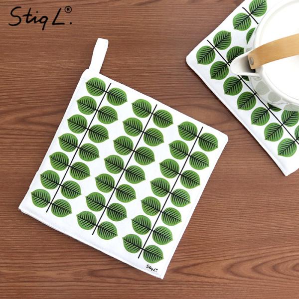 正規販売店 北欧 デザイン テキスタイル オーブンミット ミトン テーブル雑貨 布  コットン 綿 キッチン雑貨 ギフト グリーン おしゃれ レトロ【製品仕様】■サイズ：約W22×D22×H0.5(cm)■素材：コットン100％■メーカー：...