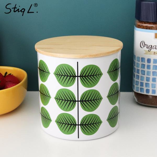 正規販売店 北欧 デザイン テキスタイル 保存缶 ストッカー 収納 小物入れ キッチン雑貨 ギフト グリーン おしゃれ レトロ【製品仕様】■サイズ：約φ10.5×H10.5(cm)■重量：約230g■素材：アルミ（本体）、木（蓋）■メーカー...