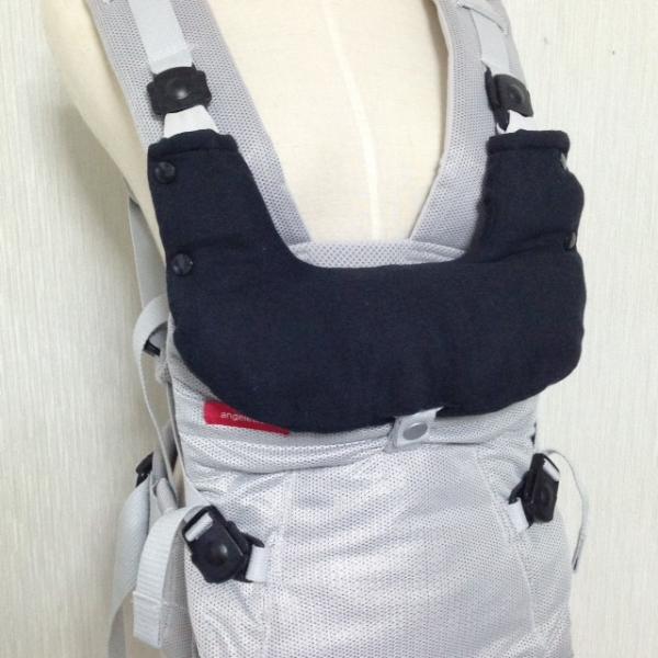 ご購入の際にご使用の抱っこ紐の種類をご選択ください。＊黒無地＊アンジェレッテ用よだれカバー（スタイ）サイド部分は、スナップで留めるようになっています。リバーシブルでご使用いただけます。【作品の特徴】 Ｗガーゼとタオルでふわふわです。 赤ちゃ...