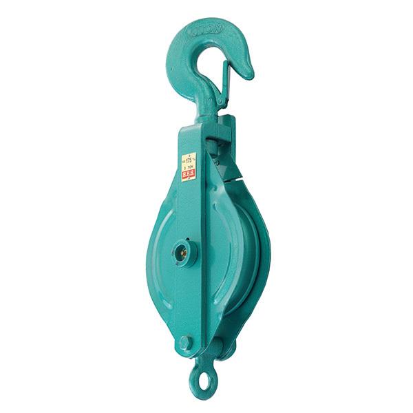 ●強力型滑車！●強力・堅牢な滑車です。●フックは特殊鋼鍛造で、はずれ止めが付いていますから安全です。●シーブはメタル入りで、オイルレスメタル(焼結含油軸受)を装着しております。●記載の使用荷重は動滑車としての吊り上げ使用荷重です。定滑車とし...