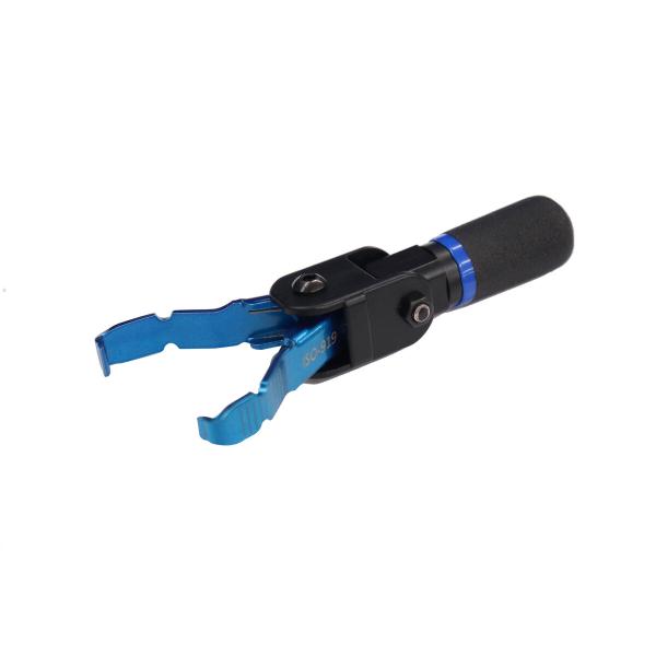 ●コネクターにより接続されている電気系ケーブルなどを取り外す工具です。●特徴的な爪形状がコネクターをしっかりキャッチして離しません。●固着して大変取れにくい電気系統コネクター(カプラ)の取り外しに最適です。●プライヤー形状なので力が入りやす...