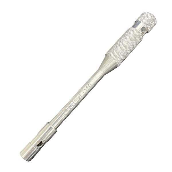 ●コンパクトで軽量、自動車からバス・トラックまで使える万能虫回し！●先端の逃がし穴により、空気圧の高いタイヤにも安心、虫飛びをしっかり軽減。●先端のガイドとシリコンで手軽に作業可能！●持ち手のローレット加工で握りやすさ抜群。●長さ：150m...