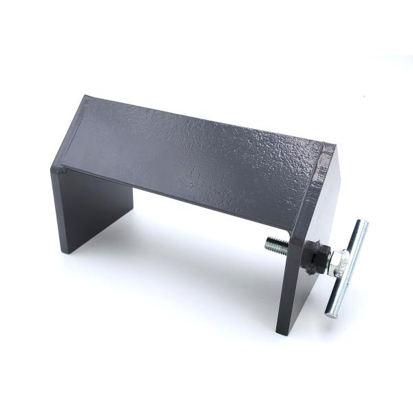 ●お客様からの声を商品化！！●リン木に固定し、鋼管や紙管等の回転を抑止します。●材質：スチール●色：グレー●自重：2.7kg