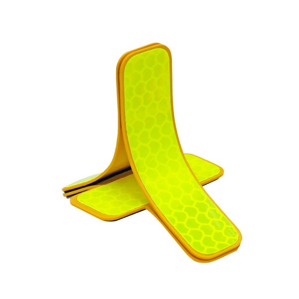 ●コンクリートやポールにも直接貼れる強力両面テープ付きです。●本体が柔らかく超強力テープが付いているのでポールなどの曲面にも貼れます。●サイズ：巾60×高さ50×奥行65mm●反射色：蛍光黄・蛍光オレンジ・白●材質：LDPE、プリズム反射シ...