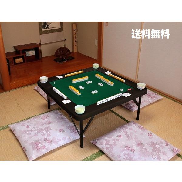 洋室でも和室でも、自宅で気軽に麻雀を楽しめる便利な麻雀テーブル。・高さ2段階調節で、テーブル型としても座卓型としても使用可能。・折りたたみ式で収納しやすく、厚さ約5cmとコンパクト設計。・静音性の高い起毛マットを採用し、快適なプレイ環境を実...