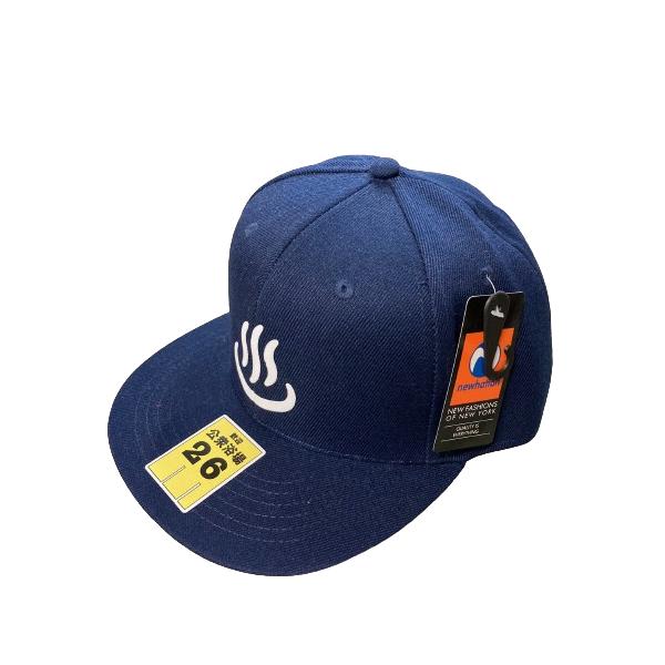 銭湯、温泉を思わせるような公衆浴場のキャップ！ツバが平らなフラットバイザーのタイプです。こちらは「温泉マーク」ロゴです。「ゆ」デザインは別ページよりご覧くださいませ。これを被って街を歩けば大注目間違いなし！なデザイン。お風呂、銭湯、温泉好き...