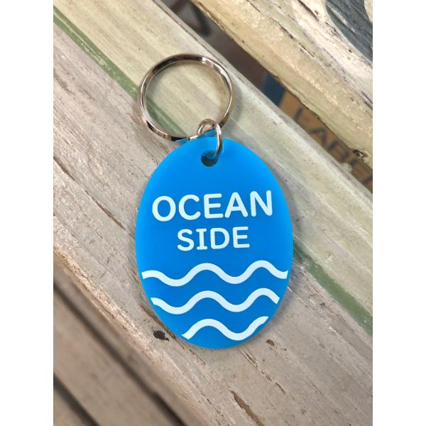 サイズ：タテ：6cm×ヨコ：4.5cm(プレート部分)素材：アクリルロッカーキーの番号札をモチーフにしたキーホルダーです！海の家のロッカーにありそうなデザインに仕上がりました♪弊社の完全オリジナルブランドの「オン　ザ　ビーチ」 基本的にはサ...