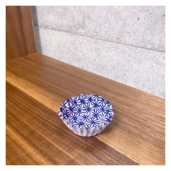 ※ 画像、麻の葉（紺色）は照明で濃く映っています。※ 実際は画像5枚目の色に近いです。5F・麻の葉（紺） 純白ペットケース 5号深口◇麻の葉のデザインのおかずカップです、お弁当やお惣菜に！◇紙素材ですので電子レンジやオーブンに対応！◇紙素材...