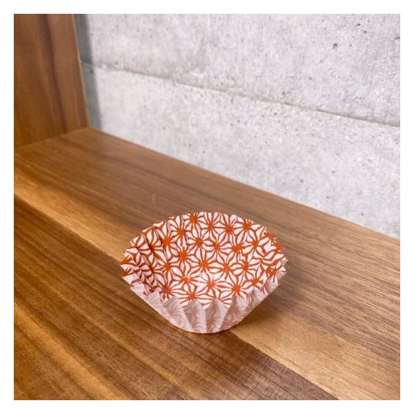 6F・麻の葉（紅） 純白ペットケース 6号深口◇麻の葉のデザインのおかずカップです、お弁当やお惣菜に！◇紙素材ですので電子レンジやオーブンに対応！◇紙素材の比率が高いので、食べ終わった後は可燃ごみで捨てれます。※オーブントースター・直火は不...