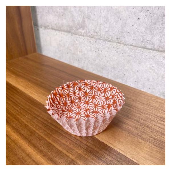 8F・麻の葉（紅） 純白ペットケース 8号深口◇麻の葉のデザインのおかずカップです、お弁当やお惣菜に！◇紙素材ですので電子レンジやオーブンに対応！◇紙素材の比率が高いので、食べ終わった後は可燃ごみで捨てれます。※オーブントースター・直火は不...