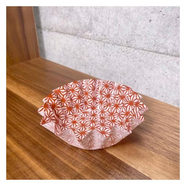 HA・麻の葉（紅） 純白ペットケース ひまわり小◇麻の葉のデザインのおかずカップです、お弁当やお惣菜に！◇紙素材ですので電子レンジやオーブンに対応！◇紙素材の比率が高いので、食べ終わった後は可燃ごみで捨てれます。※オーブントースター・直火は...