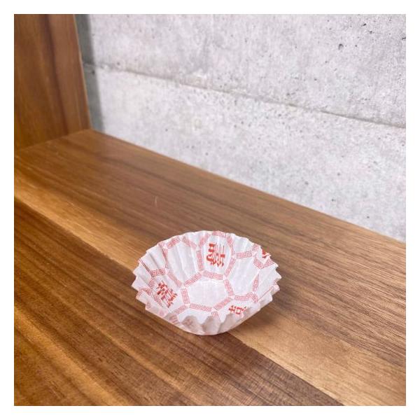 5F・亀甲柄 純白ペットケース 5号深口◇亀甲柄のデザインのおかずカップです、お弁当やお惣菜に！◇紙素材ですので電子レンジやオーブンに対応！◇紙素材の比率が高いので、食べ終わった後は可燃ごみで捨てれます。※オーブントースター・直火は不可です...