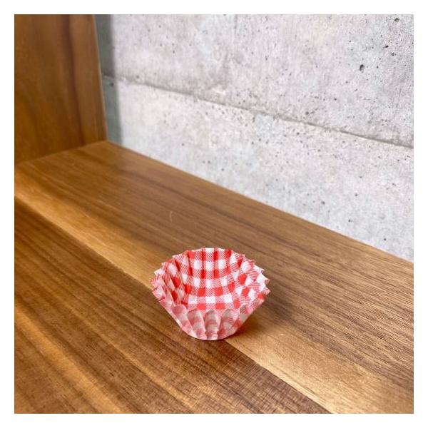 4F・チェック柄（赤） オーブンケース 4号深口◇チェック柄のかわいいカップです。◇お弁当やお惣菜のおかずカップやケーキの敷きカップ、ベーキングカップに！◇純白PETケースよりも保型性に優れ広がりにくいケースです。◇紙素材ですので電子レンジ...