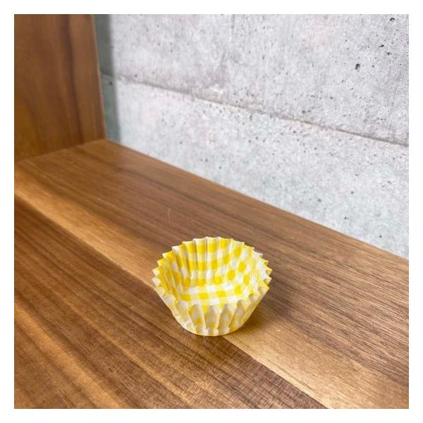 5F・チェック柄（黄） オーブンケース 5号深口◇チェック柄のかわいいカップです。◇お弁当やお惣菜のおかずカップやケーキの敷きカップ、ベーキングカップに！◇純白PETケースよりも保型性に優れ広がりにくいケースです。◇紙素材ですので電子レンジ...