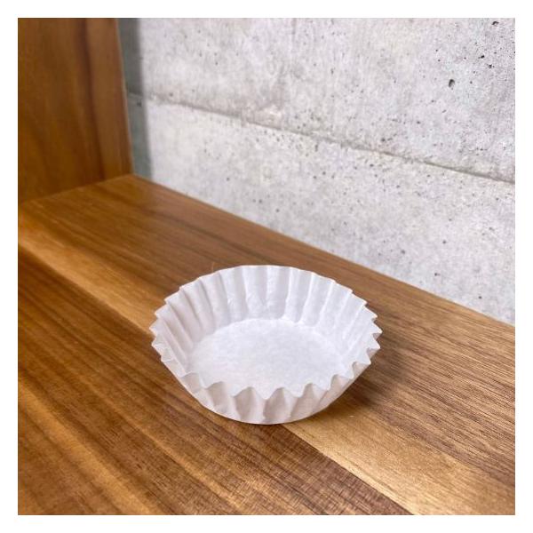 朝顔6A・白 オーブンケース 朝顔6号浅口◇白のかわいいカップです。◇お弁当やお惣菜のおかずカップやケーキの敷きカップ、ベーキングカップに！◇純白PETケースよりも保型性に優れ広がりにくいケースです。◇紙素材ですので電子レンジやオーブンに対...