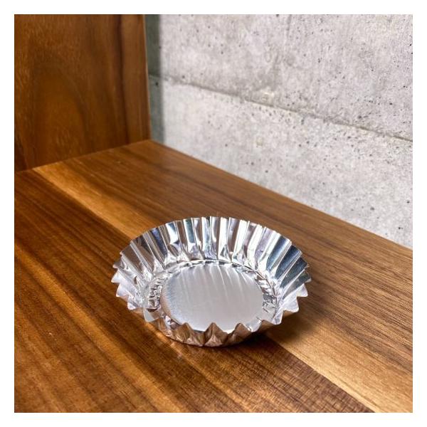 M6 マドレーヌ 6号 銀40μ（合紙ナシ）◇定番のマドレーヌのアルミケースです。◇生地を流してそのまま焼くことができます。●材質：アルミニウム●形状：マドレーヌ●厚み：40μ●サイズ（底×高さ）：60×20mm●入数：1000枚