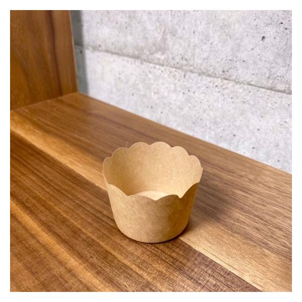 NK-8 クラフト◇ひと口サイズのマフィンカップです。◇ナチュラルなベーキングカップです。◇そのまま生地を流し込んでオーブンで焼成が可能です。●材質：紙●容量：約 55ml●サイズ（口径×底径×高さ）：φ52×φ43×H35mm●入数：100枚