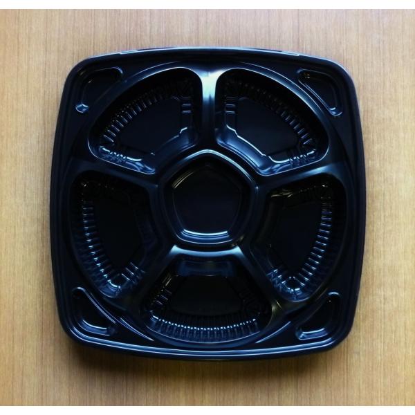 商品名：KS-640A 黒　本体＋のせ蓋セットメーカー名：（株）北原産業サイズ：365×365×47mm（蓋43.6mm）材質：本体＝HIPS、蓋＝OPS入数：10枚用途：オードブル※こちらの商品は他の商品（同梱不可商品除く）と同梱可能です