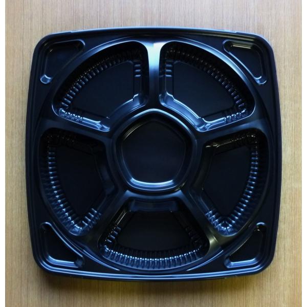 商品名：KS-660A 黒　本体＋のせ蓋セットメーカー名：（株）北原産業サイズ：440×440×49.5mm（蓋48.5mm）材質：本体＝HIPS、蓋＝OPS入数：10枚用途：オードブル※こちらの商品は他の商品（同梱不可商品除く）と同梱可能です