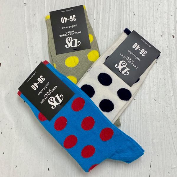 コペンハーゲン発のデモクラティックソックス。インパクトのある大玉ドット水玉模様柄、こちらは女性用サイズ(紙タグ表記サイズ36-40)になります。北欧風のコントラストカラーも絶妙です♪カジュアルにもスーツにもはけて、使いみちも様々。守備範囲の...