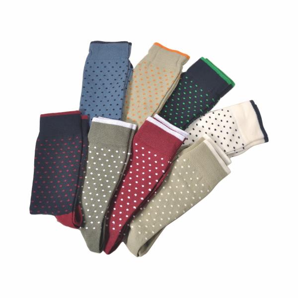 コペンハーゲン発のデモクラティックソックス、さりげないポルカドットの靴下です。カジュアルにもスーツにもはけて、使いみちも様々。守備範囲の広さも魅力です。コットンの風合いに絶妙なフィット感！当店イチオシのソックスです！【父の日】【母の日】【ギ...