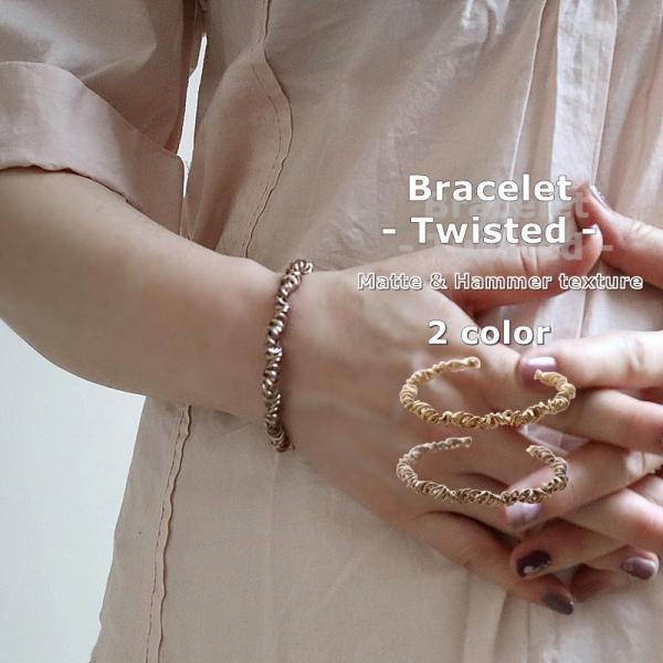 数量限定です。くるくると巻きつけたデザインが目を引くブレスレット。ハンドメイドだから伝わる繊細な表情。※付けるときなど多少の変形が可能です。金属を叩いて入れる模様、ハンマーテクスチャーが作り出す美しい陰影。存在感がありつつ抜け感があって肌に...