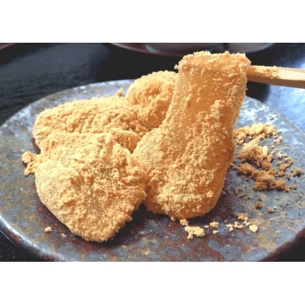 山菜のわらびの根っこから取れる澱粉、本わらび粉を使用した本わらび餅。コシの強さ、のど越しともに抜群です。100% 国産大豆の超微粒子きな粉を使用し、あさに材料にこだわった最高の本わらび餅です