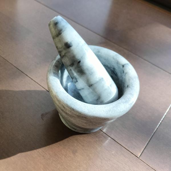 天然大理石製・ハンドメイドの石臼１点モノ特選ランクA：目立つ傷がなく、つやが有、石臼表面がきれいな状態のものです。[商品内容]天然大理石製石臼×１[石臼サイズ]直径　約9.8ｃｍ：上部円の直径内径　約7.5cm：くり抜き部分の上部直径高さ　...