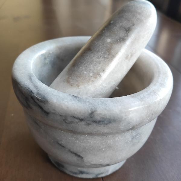 天然大理石製・ハンドメイドの石臼１点モノ特選ランクB：目立つ傷がなく、つやが有、石臼表面がきれいな状態のものです。全体的に白い大理石で、黒と茶色の模様が入っています。[商品内容]天然大理石製石臼×１[石臼サイズ]直径　約9.8ｃｍ：上部円の...