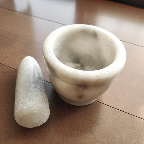 天然大理石製・ハンドメイドの石臼１点モノランクB：目立つ傷がなく、つやが有、石臼表面がきれいな状態のものです。全体的に白い大理石で、黒の模様が入っています。裏面に作成時の接着剤が残ってしまっているためBランク。[商品内容]天然大理石製石臼×...