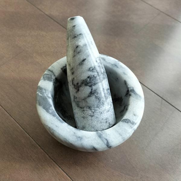 天然大理石製・ハンドメイドの石臼１点モノランクB：目立つ傷がなく、つやが有、石臼表面がきれいな状態のものです。全体的に薄いグレーの大理石に、はっきりとした濃いグレーの模様が入っています。表面に、色味の違う部分に凹凸があるためBランク。[商品...