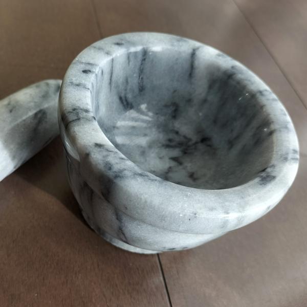 天然大理石製・ハンドメイドの石臼１点モノランクB：目立つ傷がなく、つやが有、石臼表面がきれいな状態のものです。全体的に薄いグレーの大理石に、はっきりとした濃いグレーの模様が入っています。表面に作成時にできた細かいキズがあるためBランク。[商...