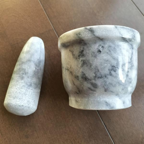 天然大理石製・ハンドメイドの石臼１点モノランクC：目立つ傷がなく、つやが有、石臼表面がきれいな状態のものです。全体的にグレーで薄いグレーの模様が入っています。表面的な大きな傷のない状態の良いものですが、裏面が一部斜めになっており、裏面に接着...