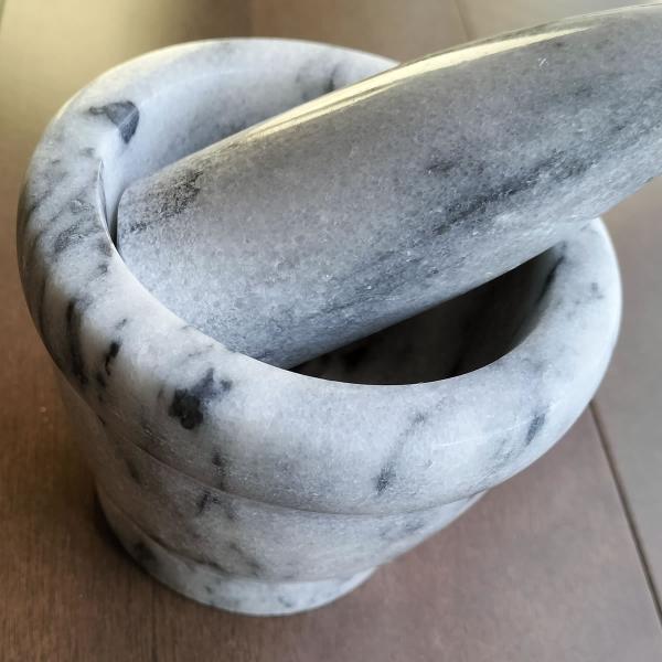 天然大理石製・ハンドメイドの石臼１点モノランクC：目立つ傷がなく、つやが有、石臼表面がきれいな状態のものです。全体的にグレーで濃いグレーの模様が入っています。表面に一か所、触ったときに凹凸が感じられる傷があります。（画像８枚目の赤丸内をご参...
