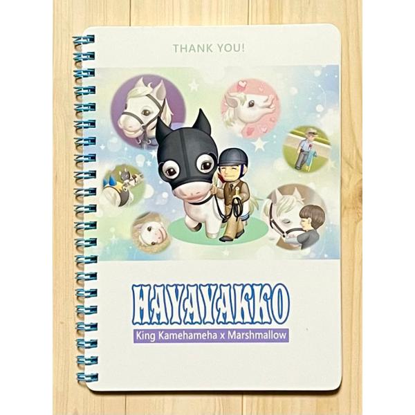 【発売日：2025年09月01日】2025年6月に競走馬を引退したハヤヤッコと、彼を支えた人々の思い出のシーンのイラストを使ったリング綴じノートです。B6サイズで50枚綴り（100ページ）、水色のリングで綴じる形になってます。ノートが開かな...