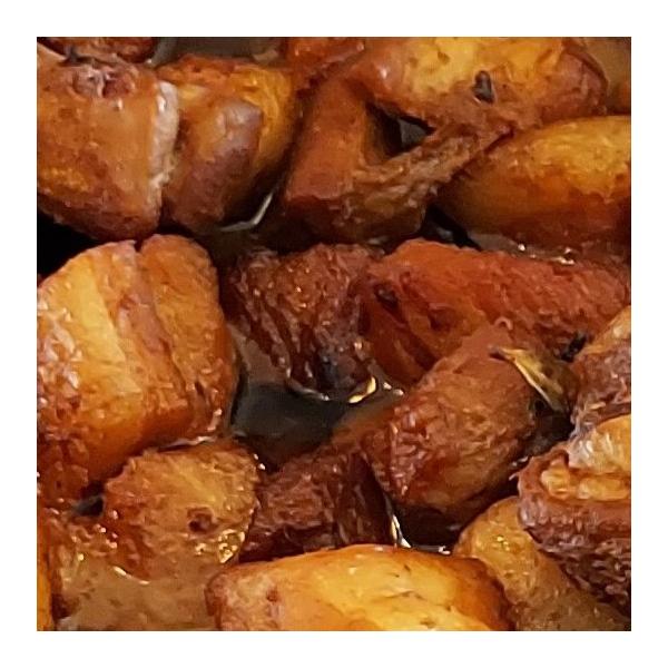 スペイン料理を起源とした代表的な家庭料理で、豚肉を醤油に漬け込みビネガーを加え煮込んだ一品。にんにくが効いていて食欲旺盛に！アレルゲン表示：小麦辛さレベル：0レベル量：一人前検索キーワードフィリピン料理　フィリピン　料理エスニック　南国　本...