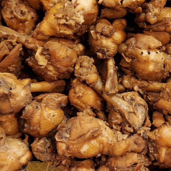 スペイン料理を起源とした代表的な家庭料理で、鶏肉を醤油に漬け込みビネガーを加え煮込んだ一品。にんにくが効いていて食欲旺盛に！アレルゲン表示：小麦辛さレベル：0レベル量：一人前検索キーワードフィリピン料理　フィリピン　料理エスニック　南国　本...