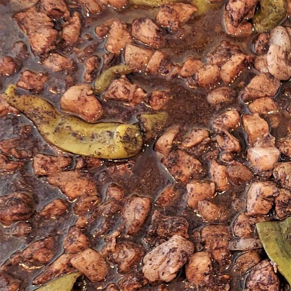 家庭料理の一つで豚肉と玉ねぎ、しょうが、にんにく等を入れ、豚の血で煮込んだシチュー。煮込み料理の深みを感じる逸品。日本の方もチャレンジしてみては？辛さレベル：0レベル量：一人前検索キーワードフィリピン料理　フィリピン　料理エスニック　南国　...