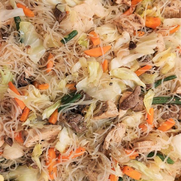 麺料理で、醤油、コショウ、パティス（魚醤）等で味付。あっさり系のコーンスターチを原料とした「ビーフン」。四季橘（カラマンシー（柑橘類））のトッピングが最高！アレルゲン表示：えび辛さレベル：0レベル量：一人前検索キーワードフィリピン料理　フィ...
