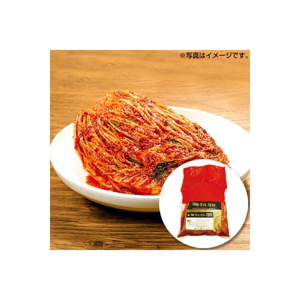 白菜半株（約1kg）を丸ごと漬け込んだおなじみのキムチです。たっぷりの薬味が日を追うごとに味に深みを与えます。
