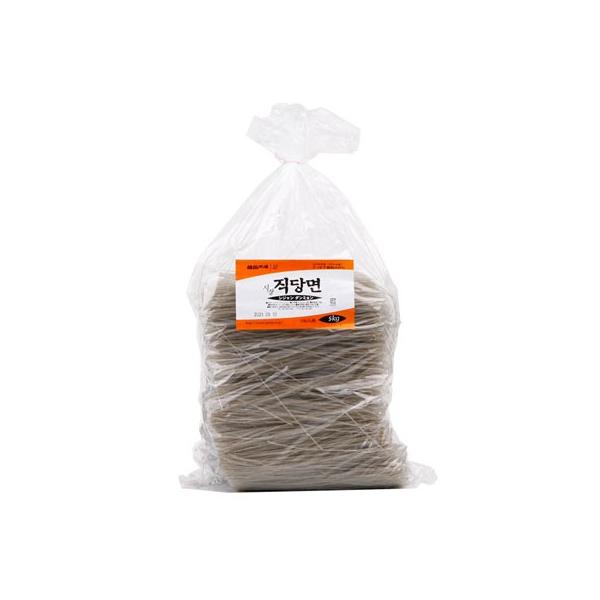 韓国では春雨のことを「唐麺（タンミョン）」と呼びます。長さを23cmに揃えまっすぐに伸ばした春雨です。使いやすくてチャプチェ最高！