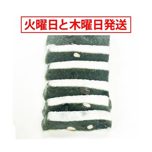 もち米粉とヨモギを練って蒸した生地に豆をトッピングしたお餅