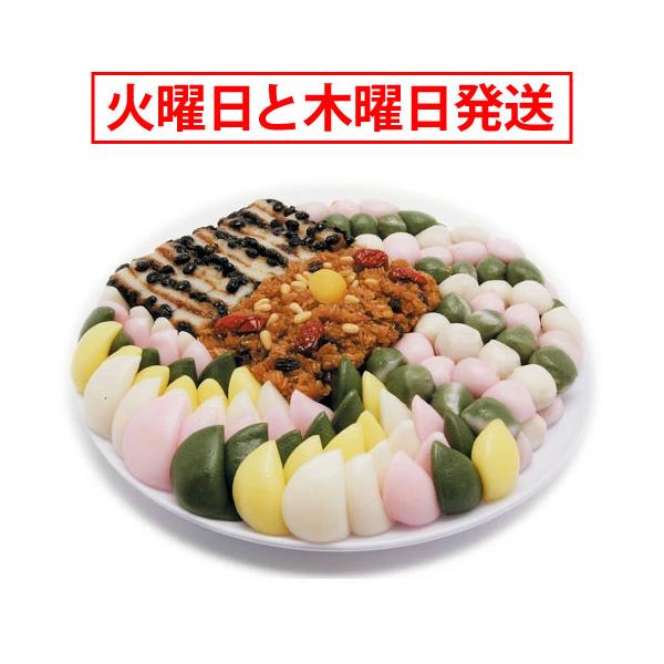 韓国伝統のお餅をバラエティー豊かに、お皿に盛り合わせ