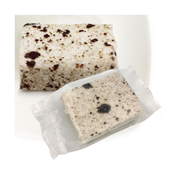 うるち米で、ブラックココア風味のオレオクッキーを入れたお餅です。