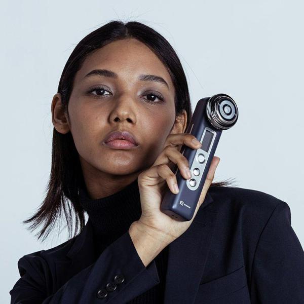 8機能、4モード搭載の多機能美顔器イオン導出、イオン導入、青LED、赤LED、振動、マイクロカレント、EMS、RFの機能を搭載。CLEAN（イオン導出）・ABSORB（イオン導入）・EMS・RF REDの4つのモードで、自宅で本格ケアが可能...